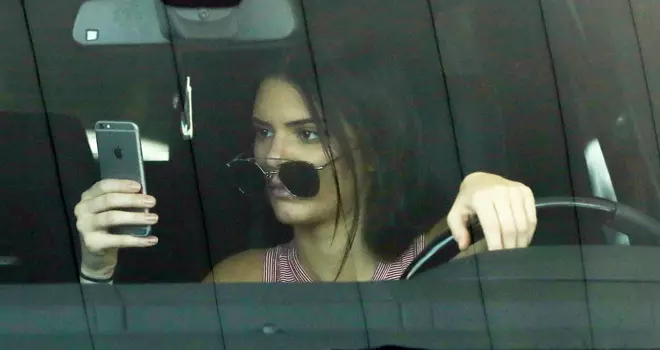 Kendall Jenner henteu isin dina média sosial