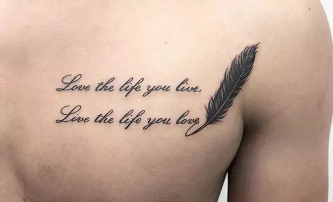 Przykład tatuażu na klatce piersiowej dla mężczyzny