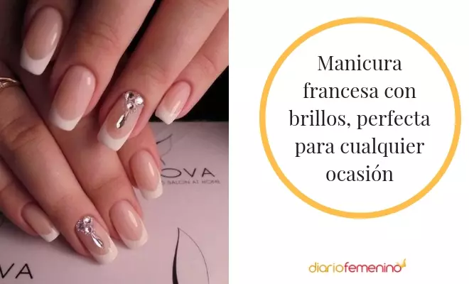 Pakai manicure Perancis di mana-mana acara dengan pakaian hijau anda