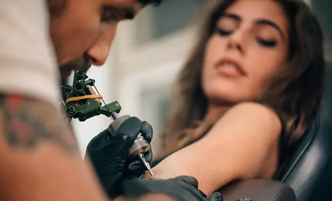 Czy wskazane jest wykonanie tatuażu, jeśli masz rogowacenie mieszkowe?