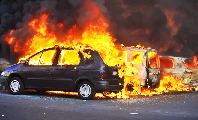 Што значи да сонувате дека вашиот автомобил гори: пожари во соништата