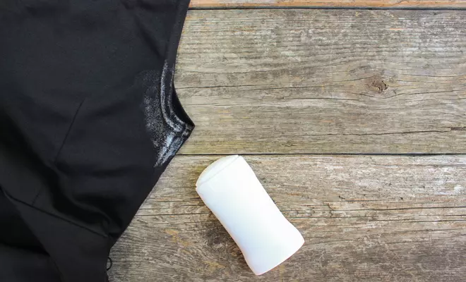 Tipy na odstránenie škvŕn od dezodorantu z oblečenia