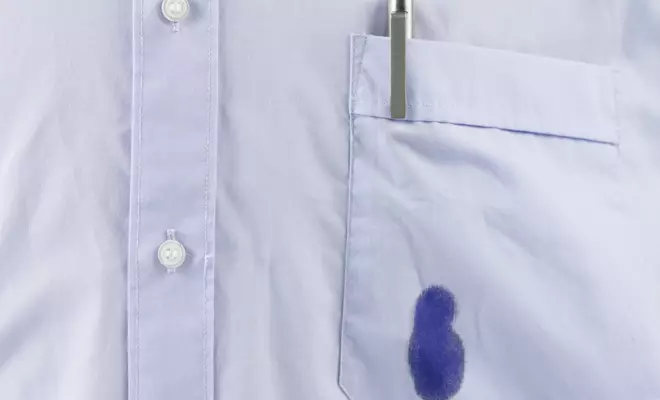 Remover manchas de caneta da roupa: passos a seguir