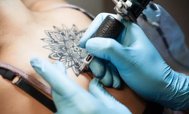 Tatuaże i menstruacja: Czy mogę zrobić sobie tatuaż, jeśli mam okres?