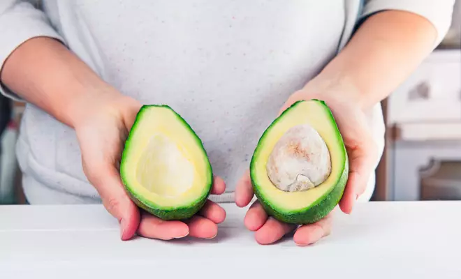 Fjern stilken og observer farven på avocadoen for at se, om den er moden