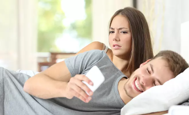 מה לעשות אם בן הזוג שלך עדיין מחפש את האקס שלו ברשתות החברתיות