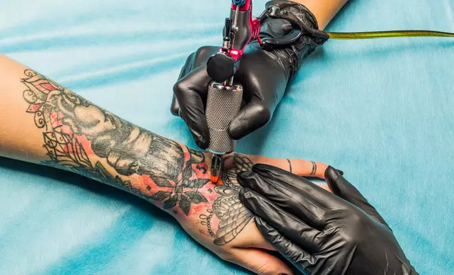 Tattoos bi reng an reş? Awantaj û dezawantajên her ink