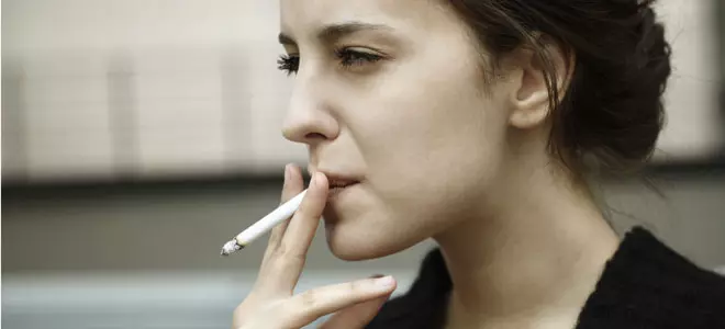 آیا سر شما از سیگار درد می کند؟ چگونه سردرد ناشی از دخانیات را تسکین دهیم