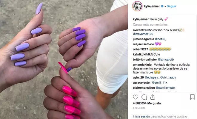 U-Kylie Jenner naye wenze le manicure ye-jelly
