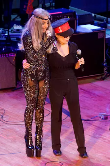 Ledi Gaga va Yoko Ono, Jon Lennonga hurmat bajo keltiruvchi portlovchi duet