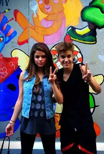 Justin Bieber thiab Selena Gomez: daim duab uas tsis lees paub qhov kev sib cais ntawm lawv txoj kev sib raug zoo