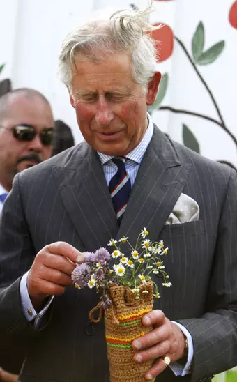 Il principe Carlo d'Inghilterra sfoggia una curiosa acconciatura durante la sua visita negli Stati Uniti.