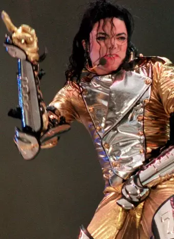 Bir performans sırasında Michael Jackson