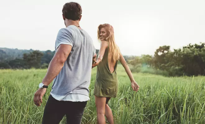 couples heureux se serrent la main