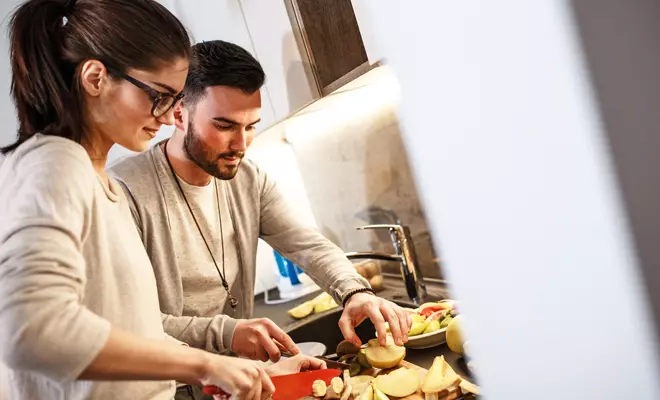 Gelukkige koppels koken samen