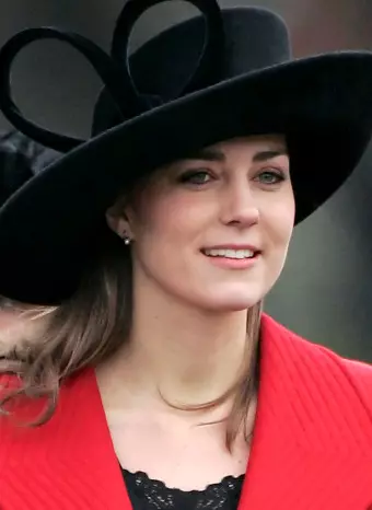 U-Kate Middleton kwi-pamela emnyama kunye nengubo ebomvu