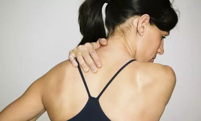 Акни на рамената: Како да ги скриете мозолчињата