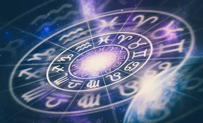 Kulota za horoscope: nyenyezi zili kumbali yanu