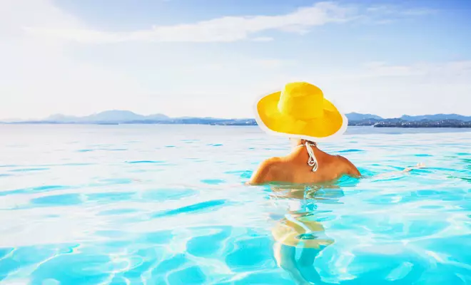 Wskazówki dotyczące chodzenia topless na plaży latem