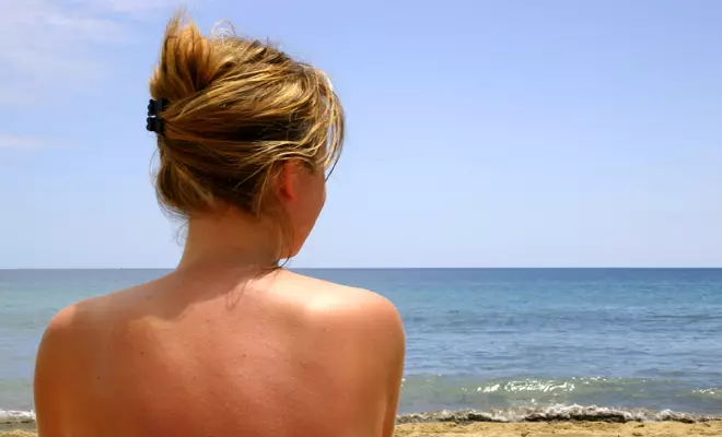 Truuks om nie skaam te wees wanneer jy bostukloos op die strand gaan nie