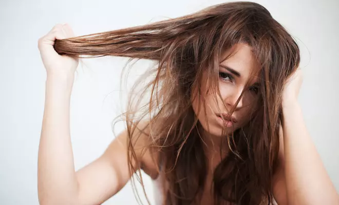 Příčiny špatného zápachu vlasů