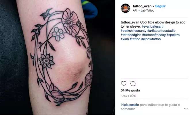 Ładny kwiatowy tatuaż na łokieć