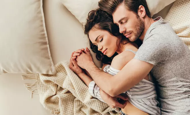 Cóntanos como dormes e dirémosche canto durará a túa relación