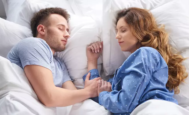 A forma de durmir xuntos di moito da túa relación
