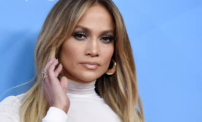 Jennifer Lopez and the makeup with which she looks better
