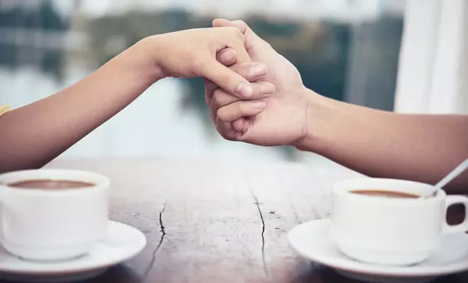 શા માટે હાથ મિલાવવું તમને વધુ ખુશ બનાવે છે