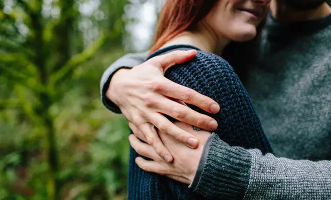 Vi forteller deg hvorfor par som holder hender er lykkeligere