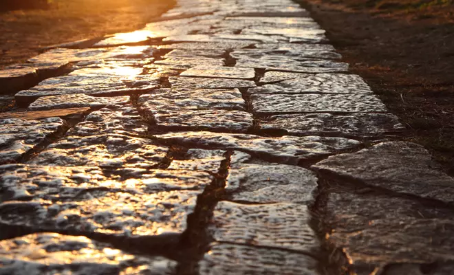 Dromen van een stenen pad: let op je stappen