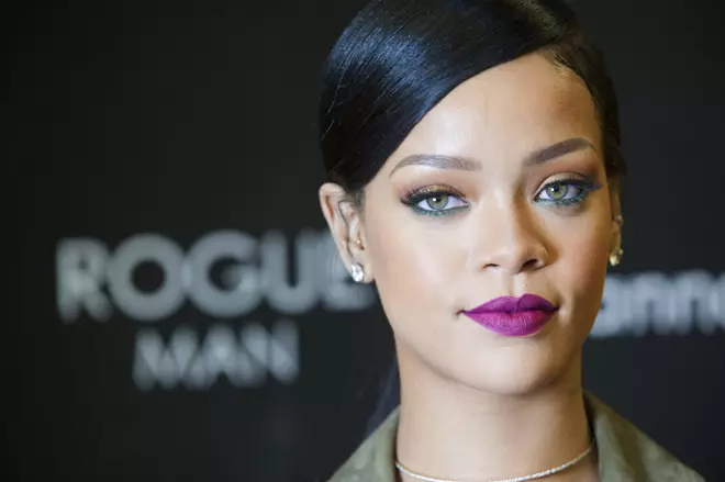 Enlluerna a l'estiu maquillant-te com a Rihanna