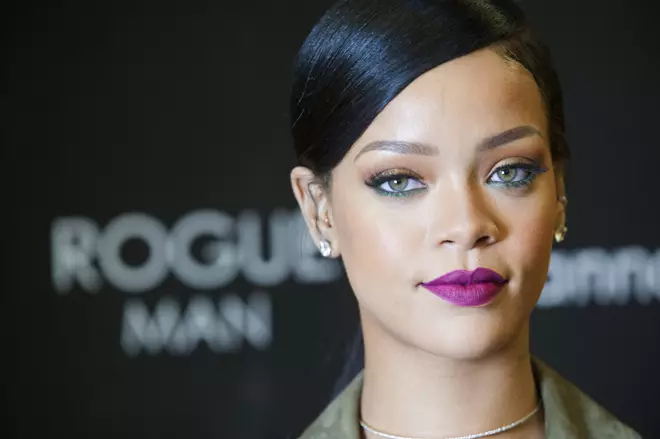 Töfrandi á sumrin að gera förðun eins og Rihanna