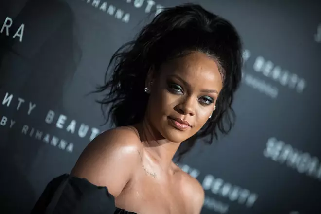 Rihanna reňkli göz kölegesi