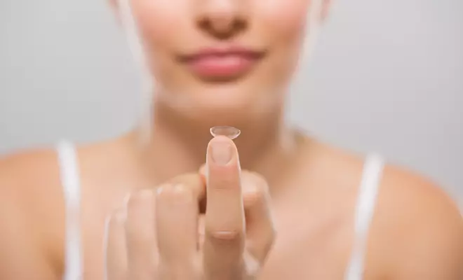 Contact lenses: how to put on or take off contact lenses