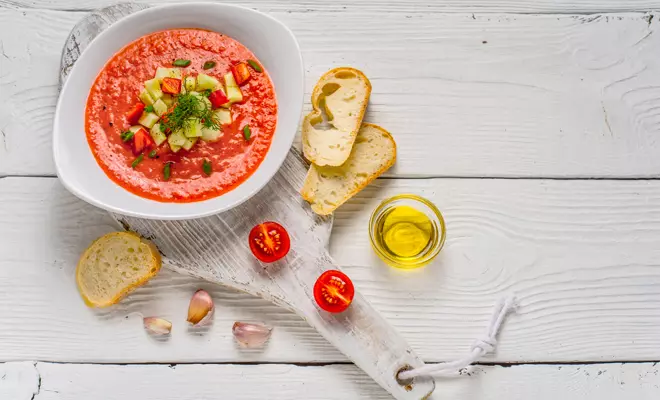 Ag ól gazpacho, an rún chun fanacht go deo óg