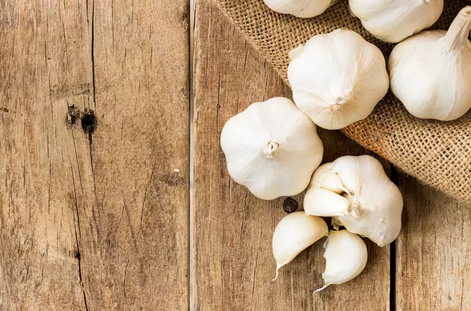 Зашто је добро јести бели лук свакодневно?