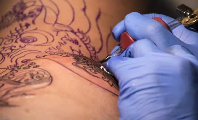 Lehet izompókokat tetoválni?
