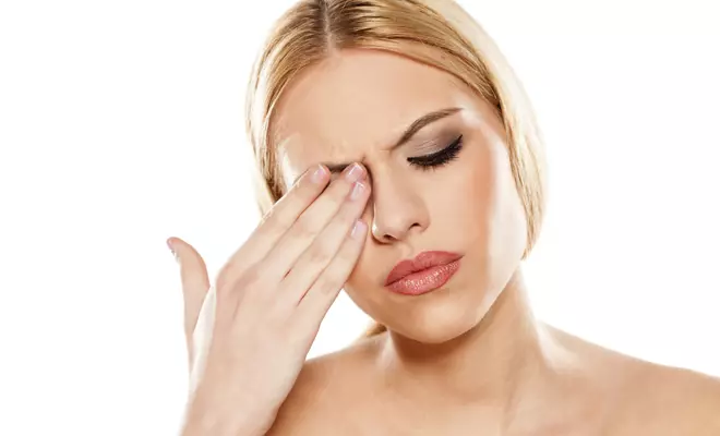 Eyeshadows နှင့် eyeliner နှင့် ဓာတ်မတည့်ခြင်း၏ အန္တရာယ်များ