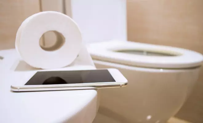 mit dem Handy auf die Toilette gehen Verstopfung und andere Probleme