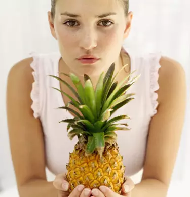 Ananasi: diuretik, laksativ dhe pastrues