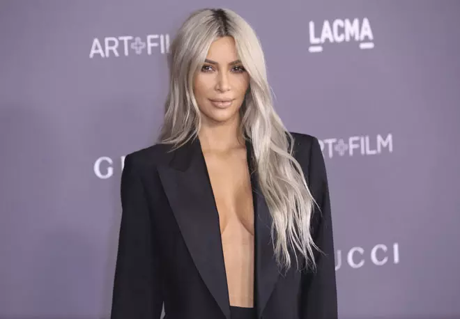 Kim Kardashian en har kapsel sûnder bangs