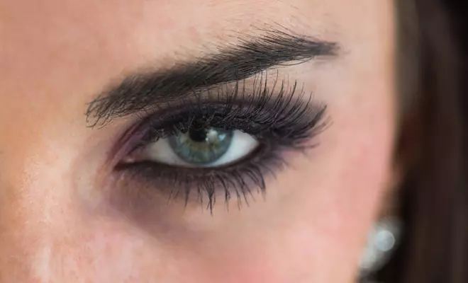સ્મોકી આંખો સાથે તમારા ગ્રેજ્યુએશન માટે મેકઅપ