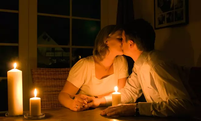 Meriv çawa li malê şîvek romantîk a jibîrkirî amade dike