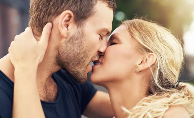 Lancarkan diri anda untuk memberikan ciuman terbaik kepada pasangan bibir anda