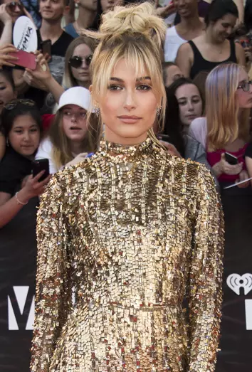 Make-up-Ideen mit glitzernden Kleidern von Hailey Baldwin