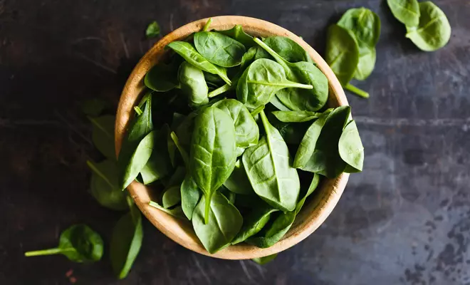 Ị na-ewere spinach ka ịtụrụ ime?