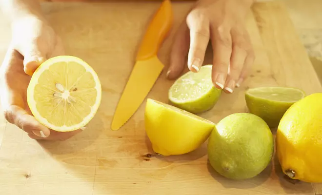 švarus lygintuvas su citrina