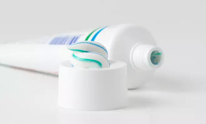toothpaste to clean iron